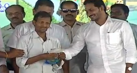 వైయస్‌ఆర్‌ పింఛన్‌ కానుక పంపిణీ | YSR Congress Party