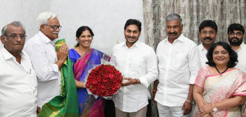 సీఎంను కలిసిన ఎమ్మెల్సీ కల్పలతారెడ్డి | YSR Congress Party