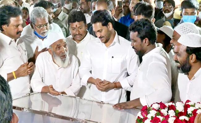 కరీమున్నిసా భౌతికకాయానికి నివాళులర్పించిన సీఎం వైయ‌స్ జగన్‌ | YSR ...