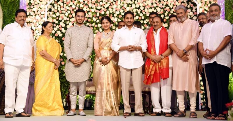 నూత‌న వ‌ధూవ‌రుల‌ను ఆశీర్వ‌దించిన సీఎం వైయ‌స్ జ‌గ‌న్ | YSR Congress Party