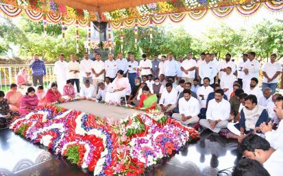 Chief Minister YS Jagan and Family members pays tributes to Mahanetha ...