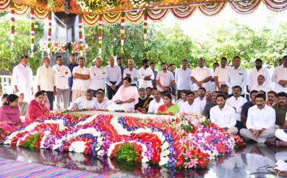 Chief Minister YS Jagan and Family members pays tributes to Mahanetha ...