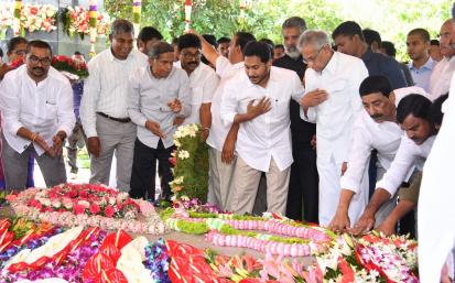 Chief Minister YS Jagan and Family members pays tributes to Mahanetha ...