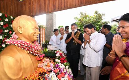 Chief Minister YS Jagan and Family members pays tributes to Mahanetha ...